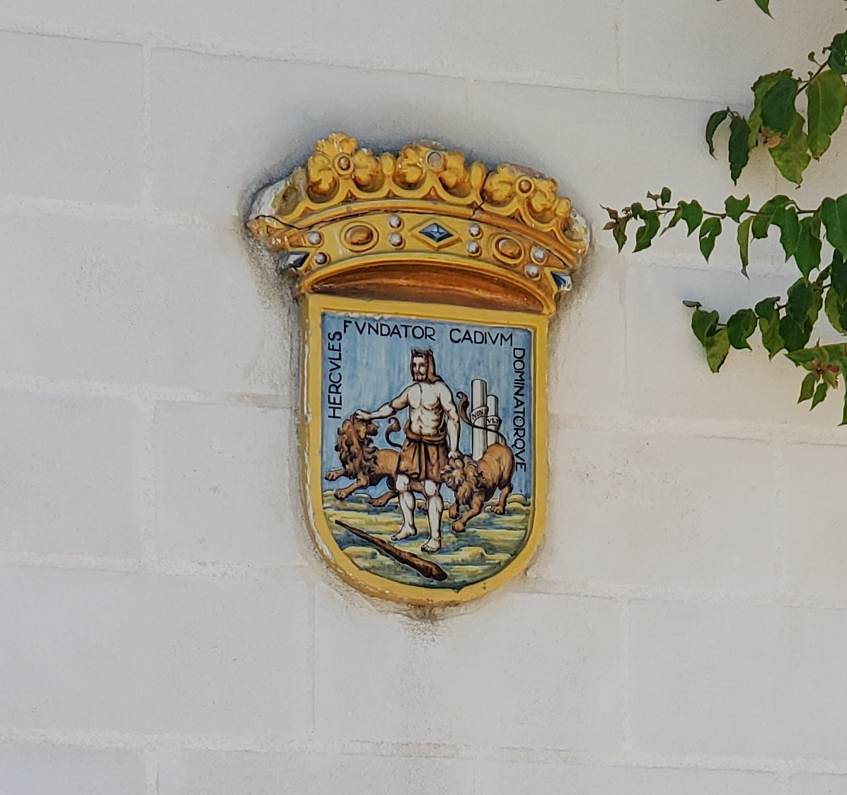 Archivo: Escudo de Cádiz en el paseo Santa bárbara, Cádiz.