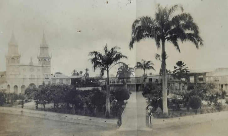 Archivo: Parque Central (Machala, Ecuador 1920)