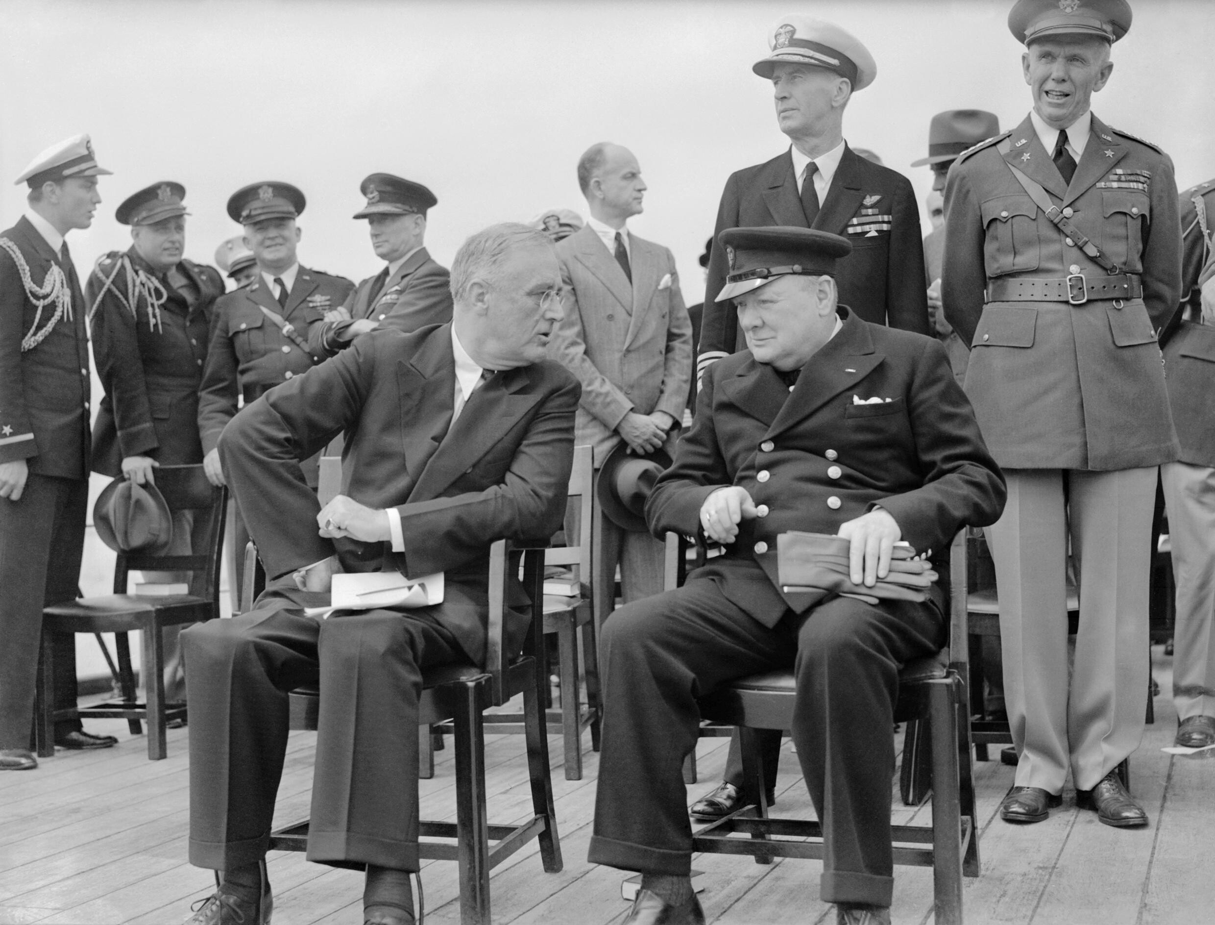Archivo: President Roosevelt and Winston Churchill seated on the ...