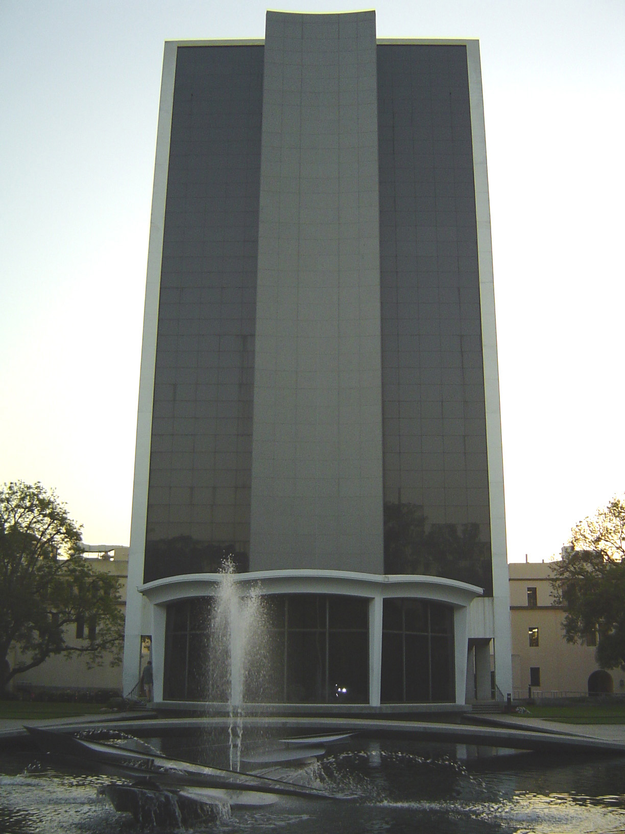 Archivo: Millikan Library, Caltech