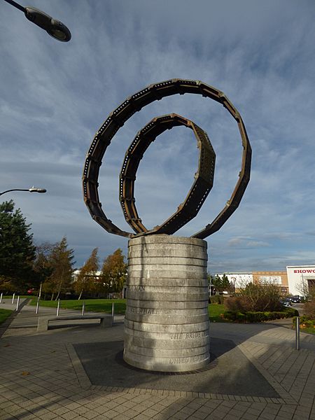 Archivo: James Whale Memorial - Castlegate Way, Dudley (44969429625)