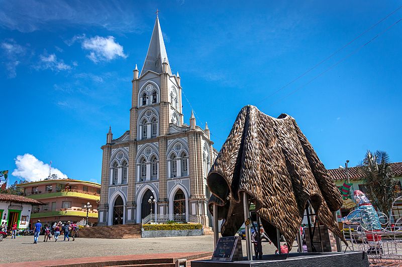 Archivo: Monumento a la Ruana - Maestro William Peláez - Caramanta ...