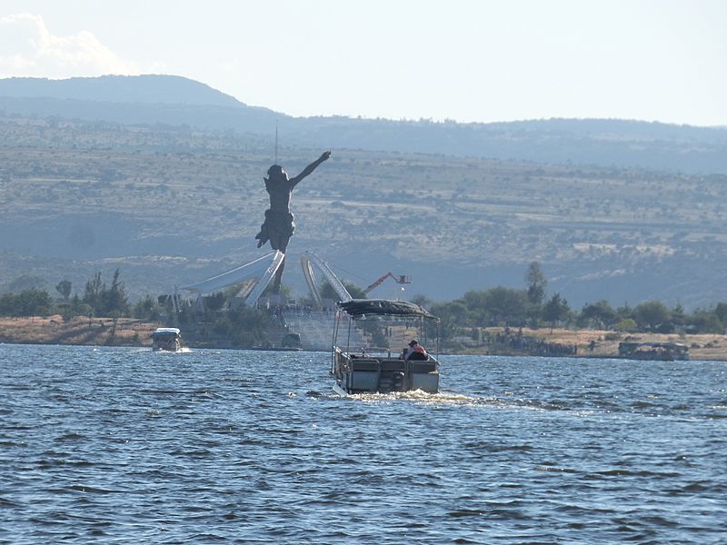 Archivo: Bote acercándose al Santuario del Cristo Roto, Aguascalientes 01