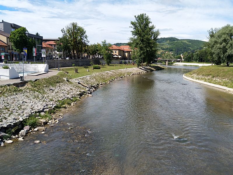 Archivo: Fojnička river in Visoko, at the confluence with river Bosna